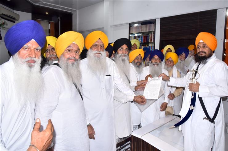 SGPC members under the leadership of Advocate Dhami gave demand letter ...