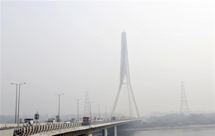 Dense fog envelops Delhi, flights and trains delayed Dense fog envelops Delhi, flights and trains delayed