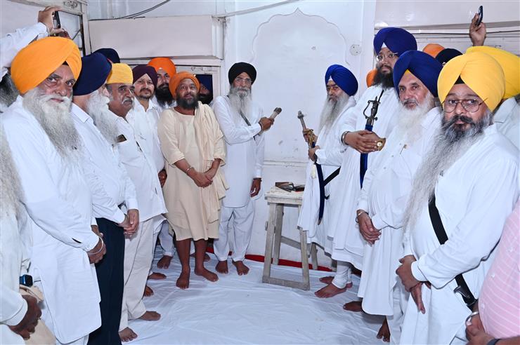 Karseva of the inner part of Darshini Deori at Sachkhand Sri Harmandir ...