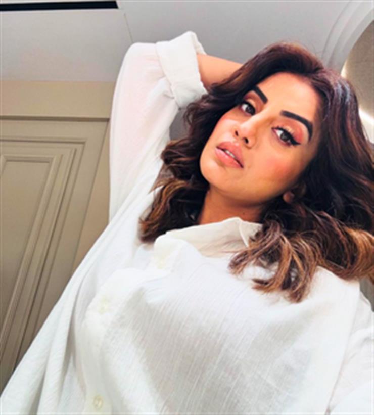 Akshara Singh flaunts her hair, makeup in new photos; sends Holi ...